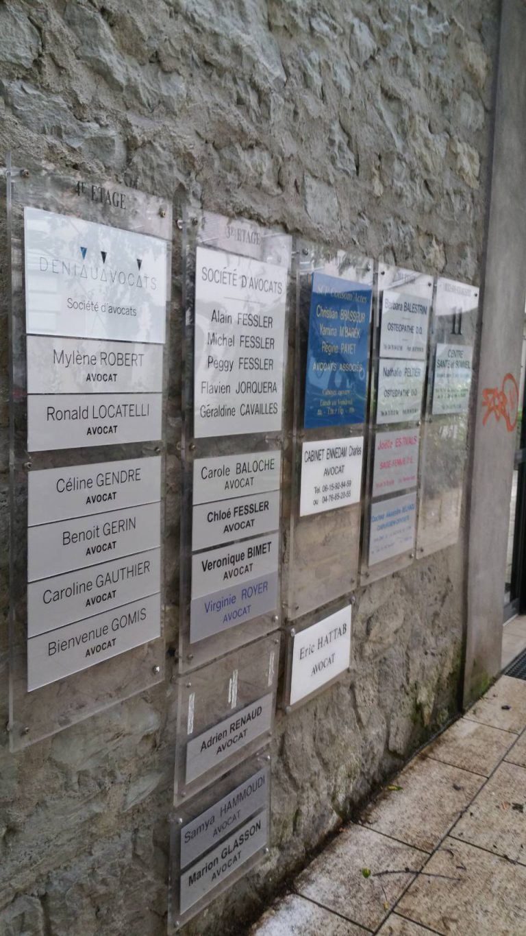 Fixations murales pour plaques professionnelles